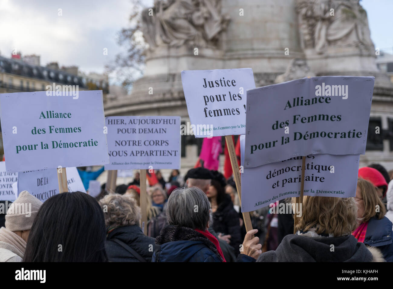 Paris, France. 25th Nov, 2017. People protest violence against women in ...