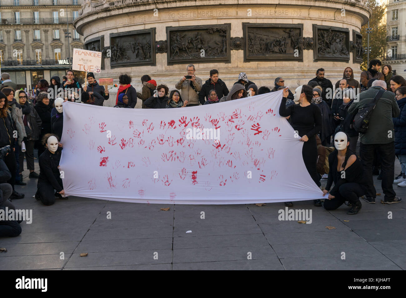 Paris, France. 25th Nov, 2017. People protest violence against women in ...