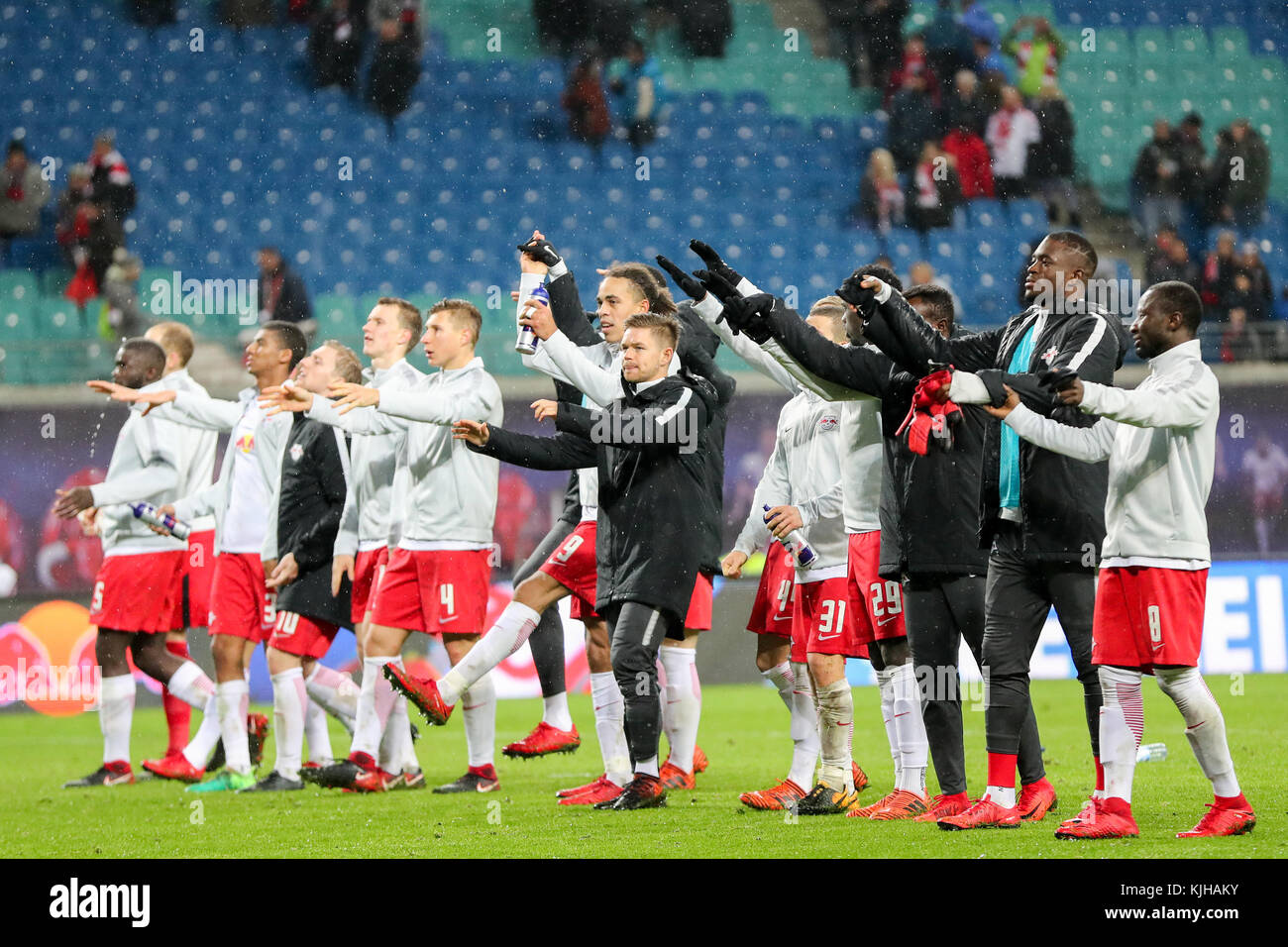 Leipzig, Germany. 25th Nov, 2017. Leipzig's team thanks the fans after ...