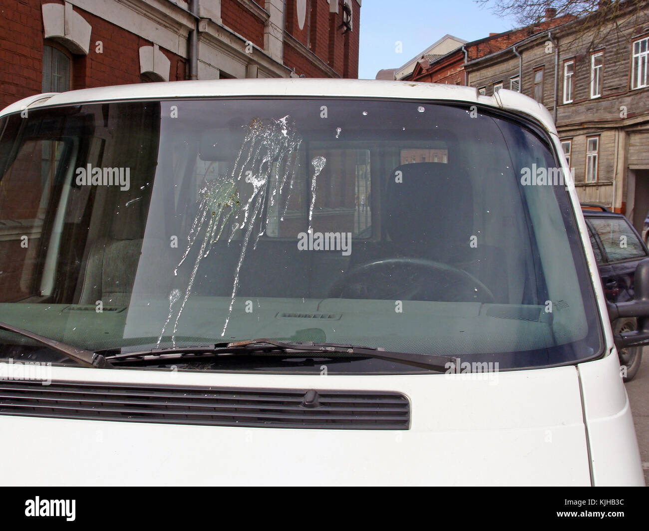 Bird droppings manure splash on white car front window Stock Photo - Alamy