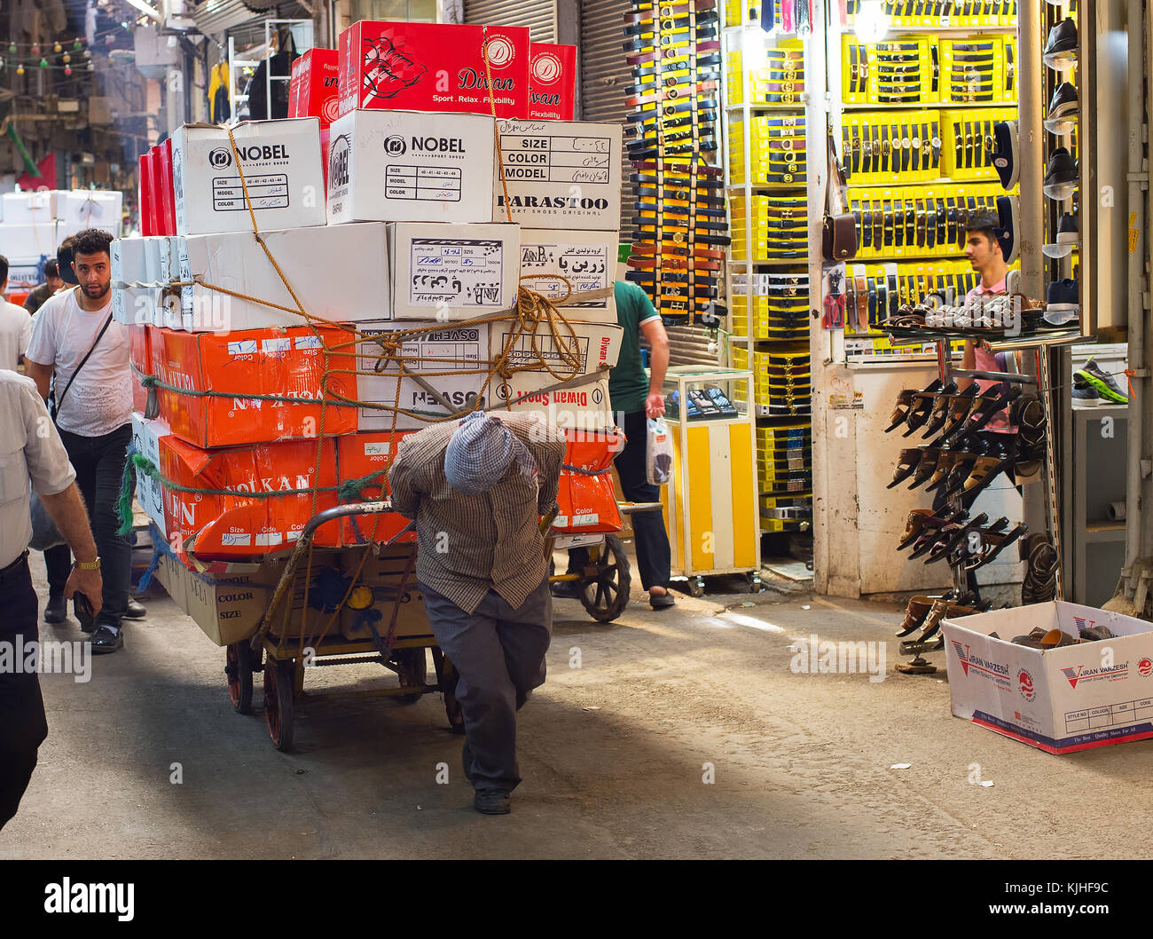 Man pulling cart hi-res stock photography and images - Alamy