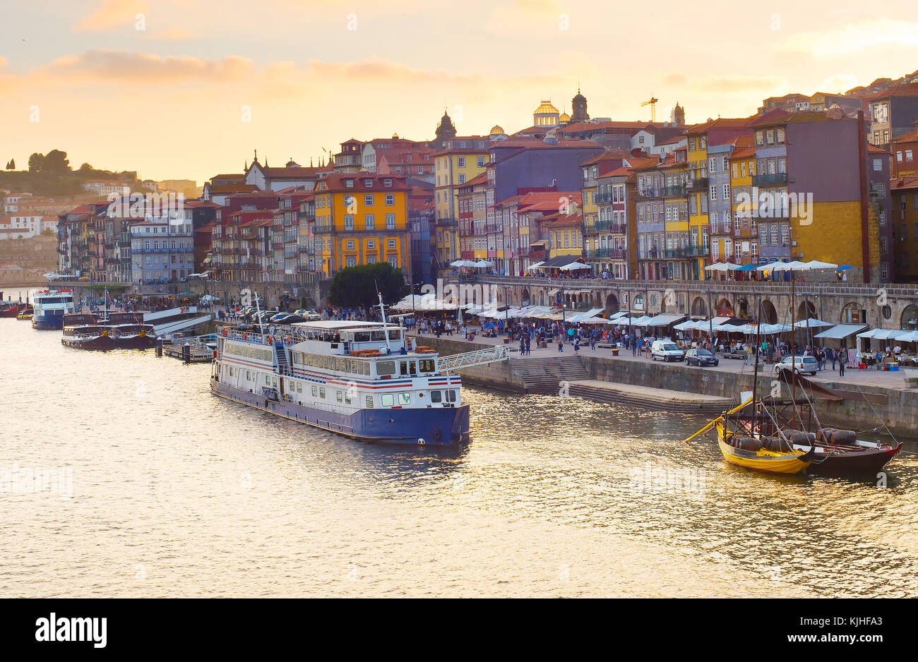 Porto quayside hi-res stock photography and images - Alamy