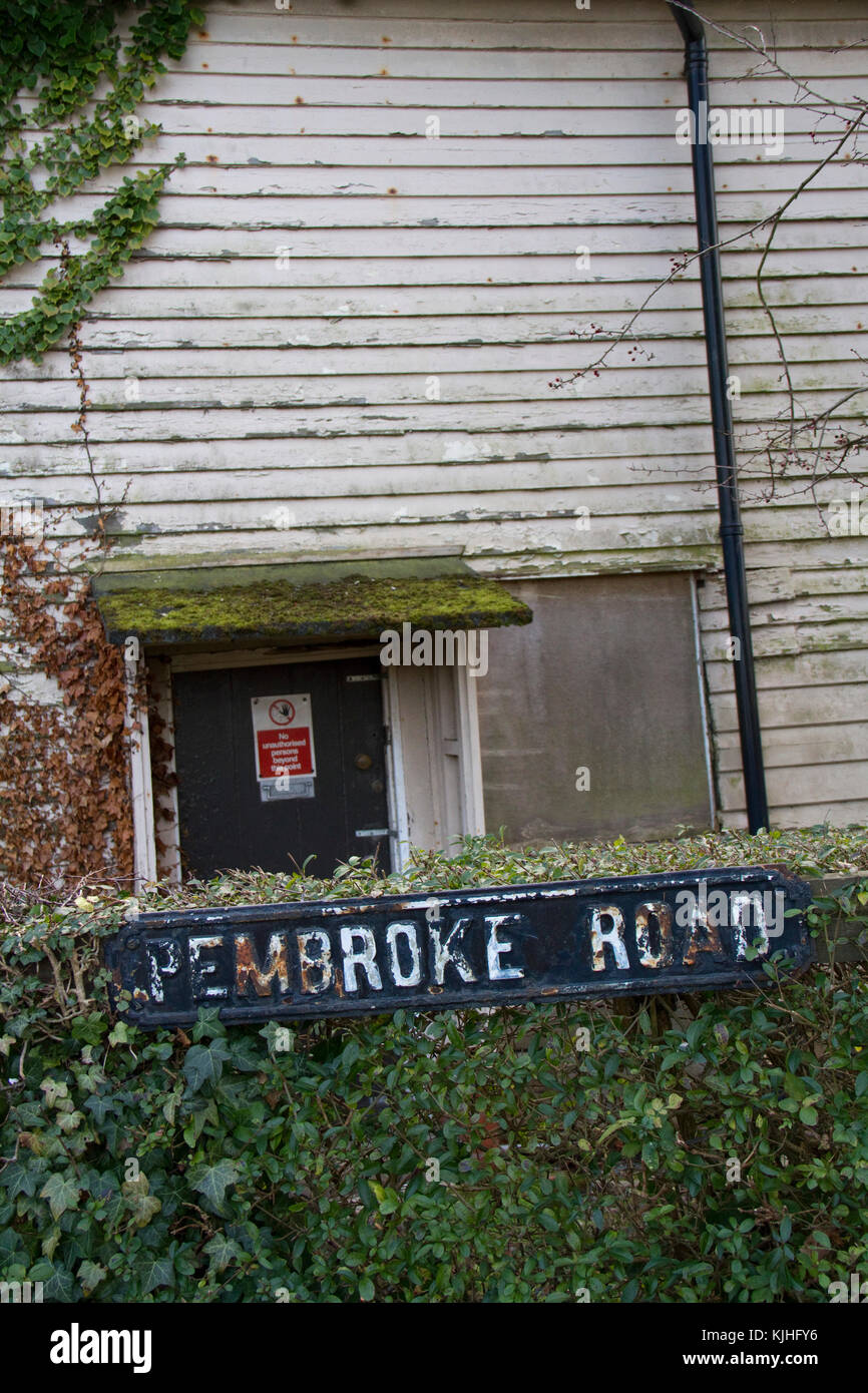 Derelict victorian building boarded up hi-res stock photography and ...