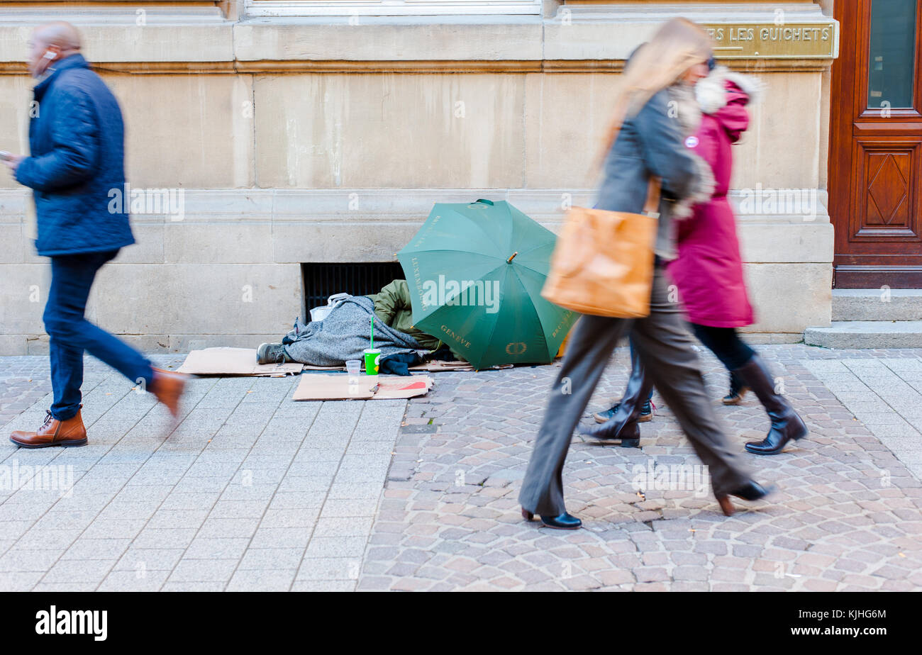 Cardboard shelter hi-res stock photography and images - Alamy