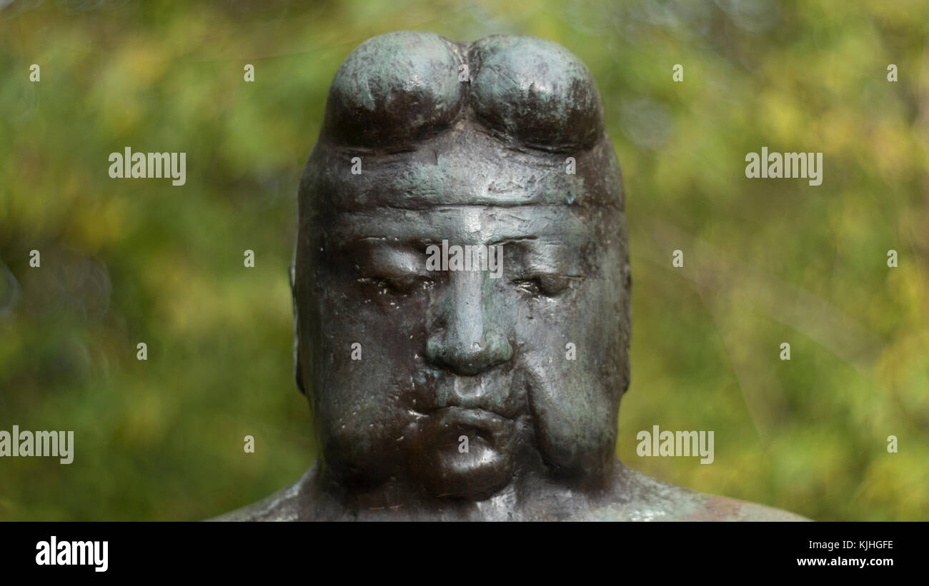 Statue of buddha with bird Stock Photo - Alamy