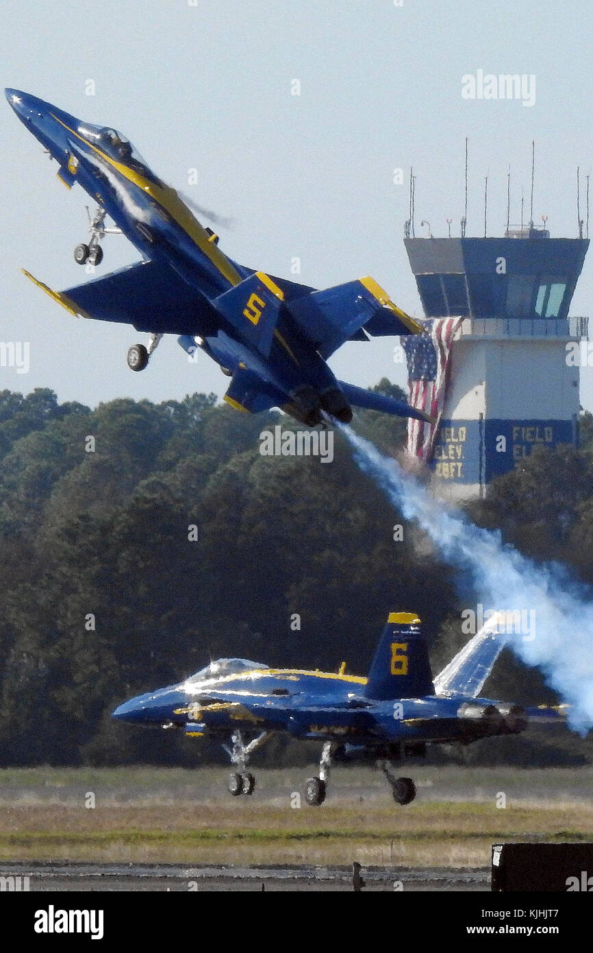 PENSACOLA, Florida (Nov. 11, 2017) - The U.S. Navy Blue Angels perform ...