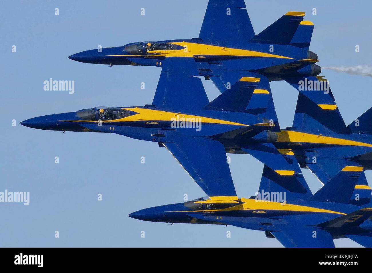 PENSACOLA, Florida (Nov. 11, 2017) - The U.S. Navy Blue Angels perform ...