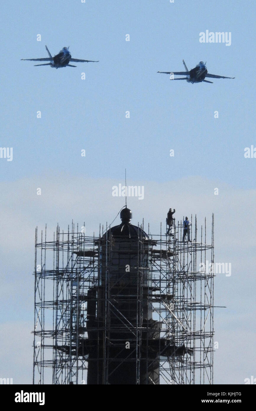 PENSACOLA, Florida (Nov. 11, 2017) - The U.S. Navy Blue Angels perform ...