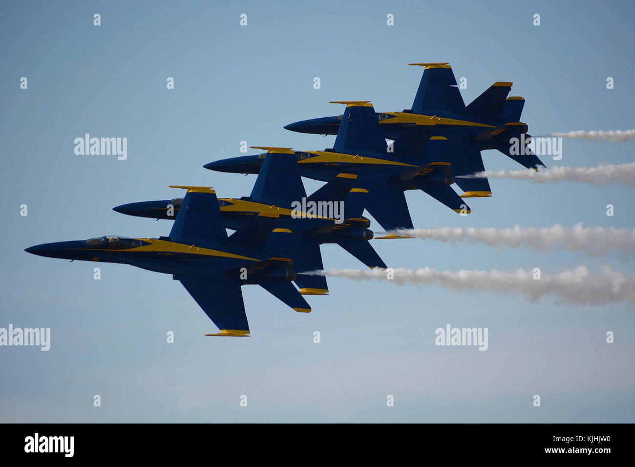 PENSACOLA, Florida (Nov. 11, 2017) - The U.S. Navy Blue Angels perform ...