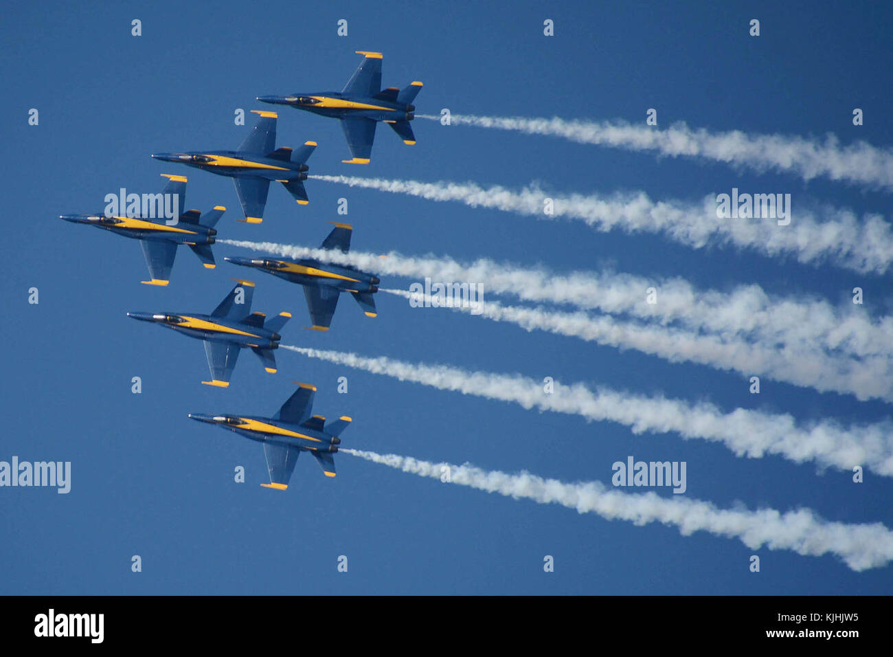 PENSACOLA, Florida (Nov. 11, 2017) - The U.S. Navy Blue Angels perform ...