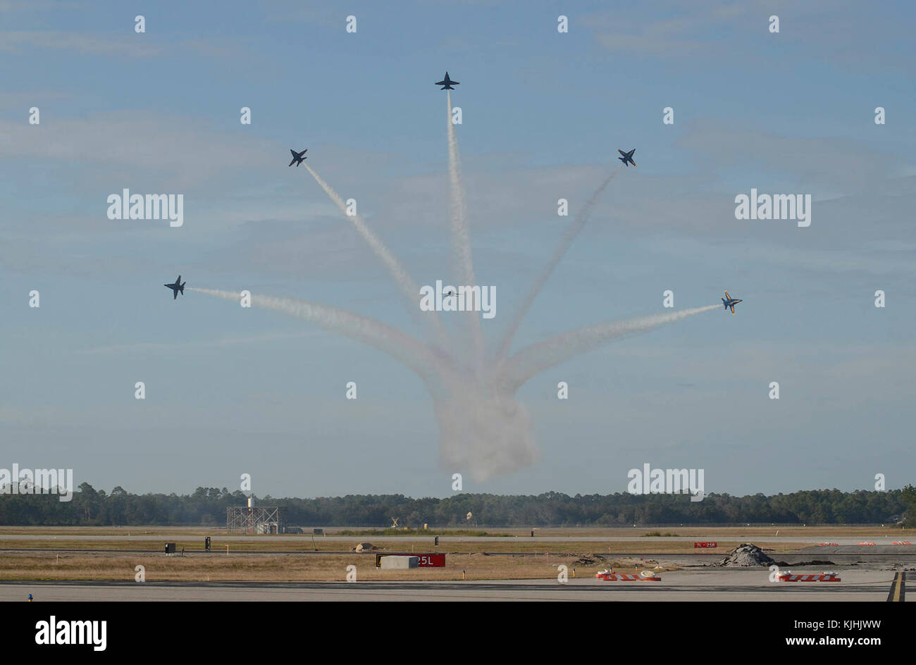 PENSACOLA, Florida (Nov. 11, 2017) - The U.S. Navy Blue Angels perform ...