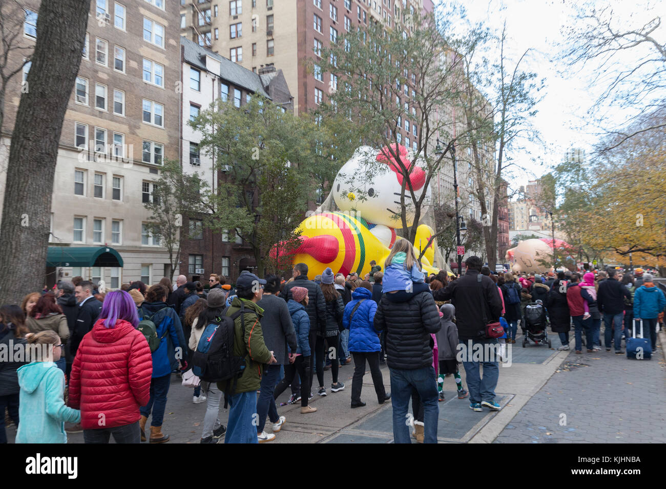 Crowds show up for Inflation Eve, the day before Macy's Annual ...