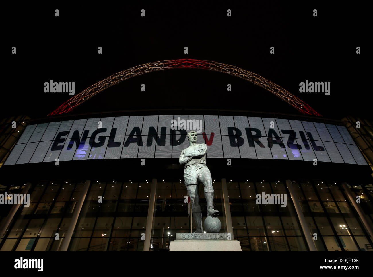 Bobby moore statue hi-res stock photography and images - Alamy