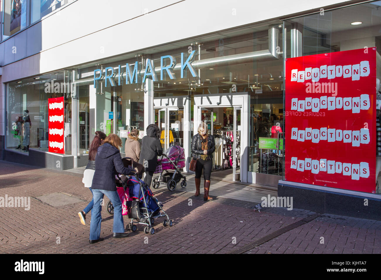 Primark shop front shoppers High Resolution Stock Photography and ...