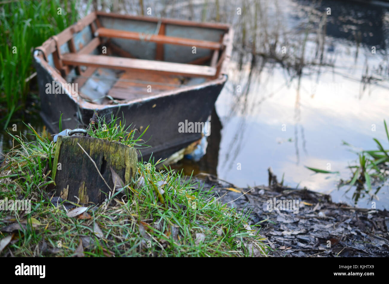 Dilapidated boat hi-res stock photography and images - Alamy