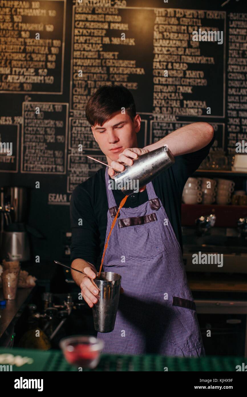 Barman making a cocktail Stock Photo - Alamy