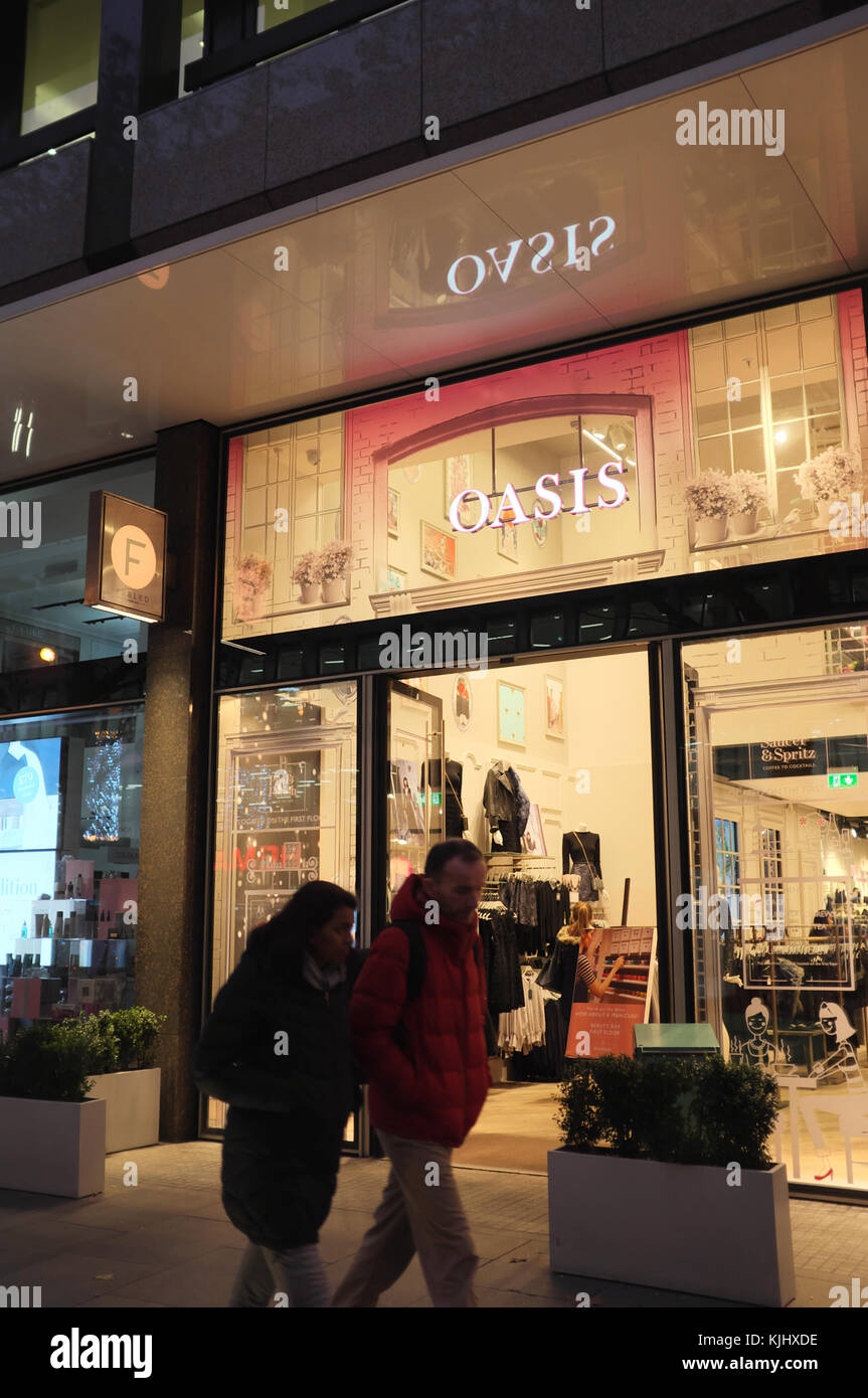 Shoppers on tottenham court road hi-res stock photography and images ...