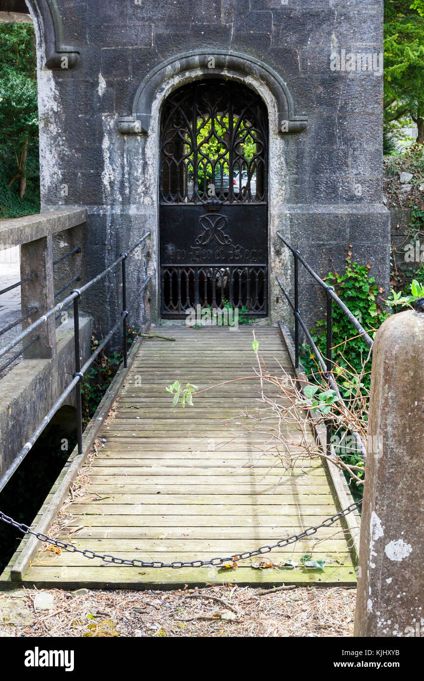 Drawbridge castle hi-res stock photography and images - Alamy