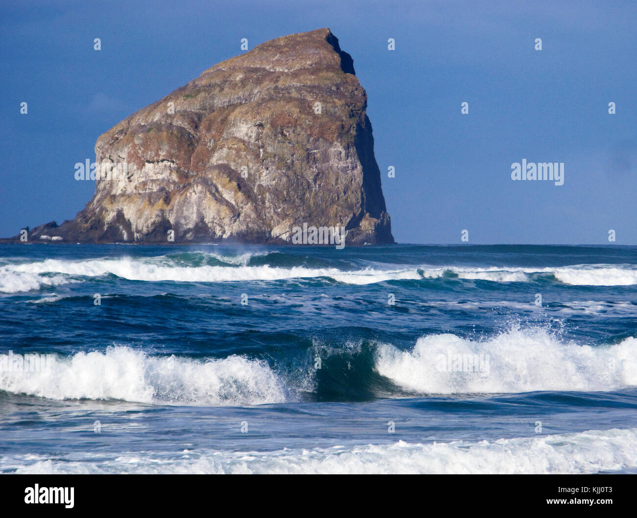 Haystack (Kiawanda) Rock with waves on beach at Cape Kiwanda, Pacific ...