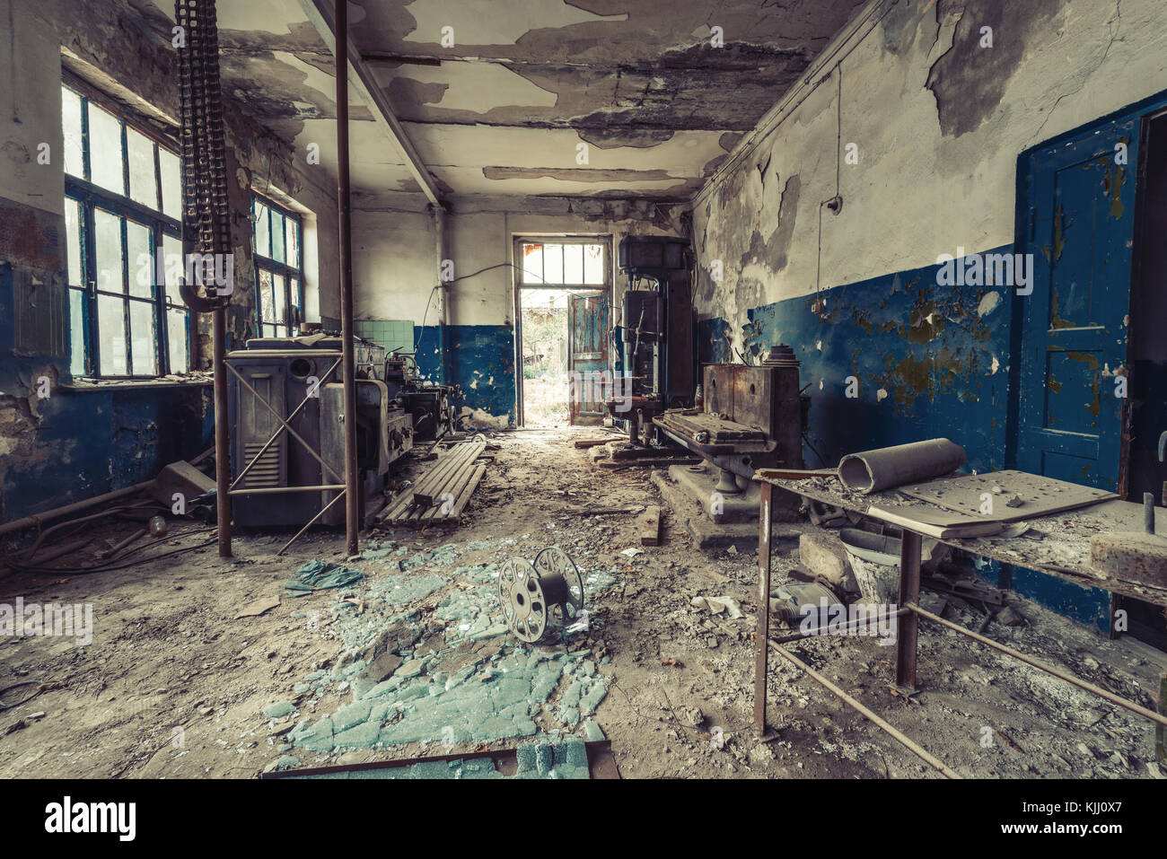 Abandoned warehouse hi-res stock photography and images - Alamy