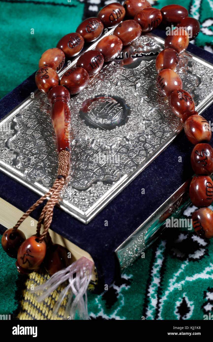 Quran and Tasbih (prayer beads Stock Photo - Alamy