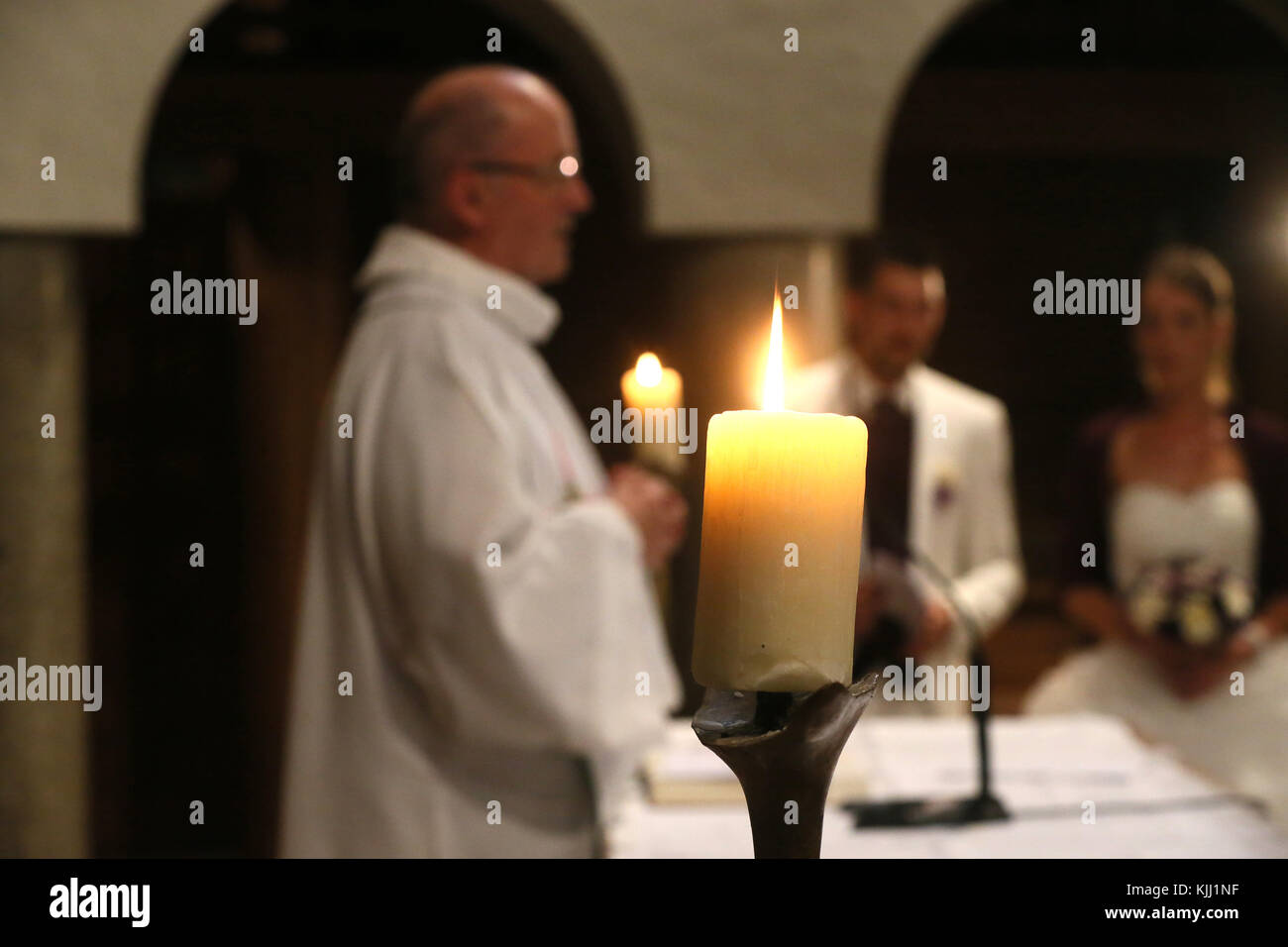 Catholic wedding priest hi-res stock photography and images - Alamy