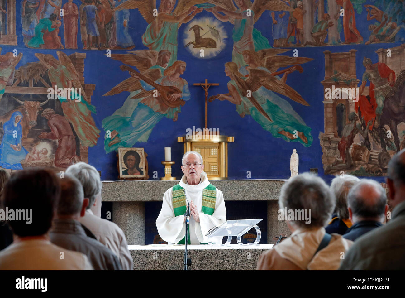 Catholic mass hi-res stock photography and images - Alamy