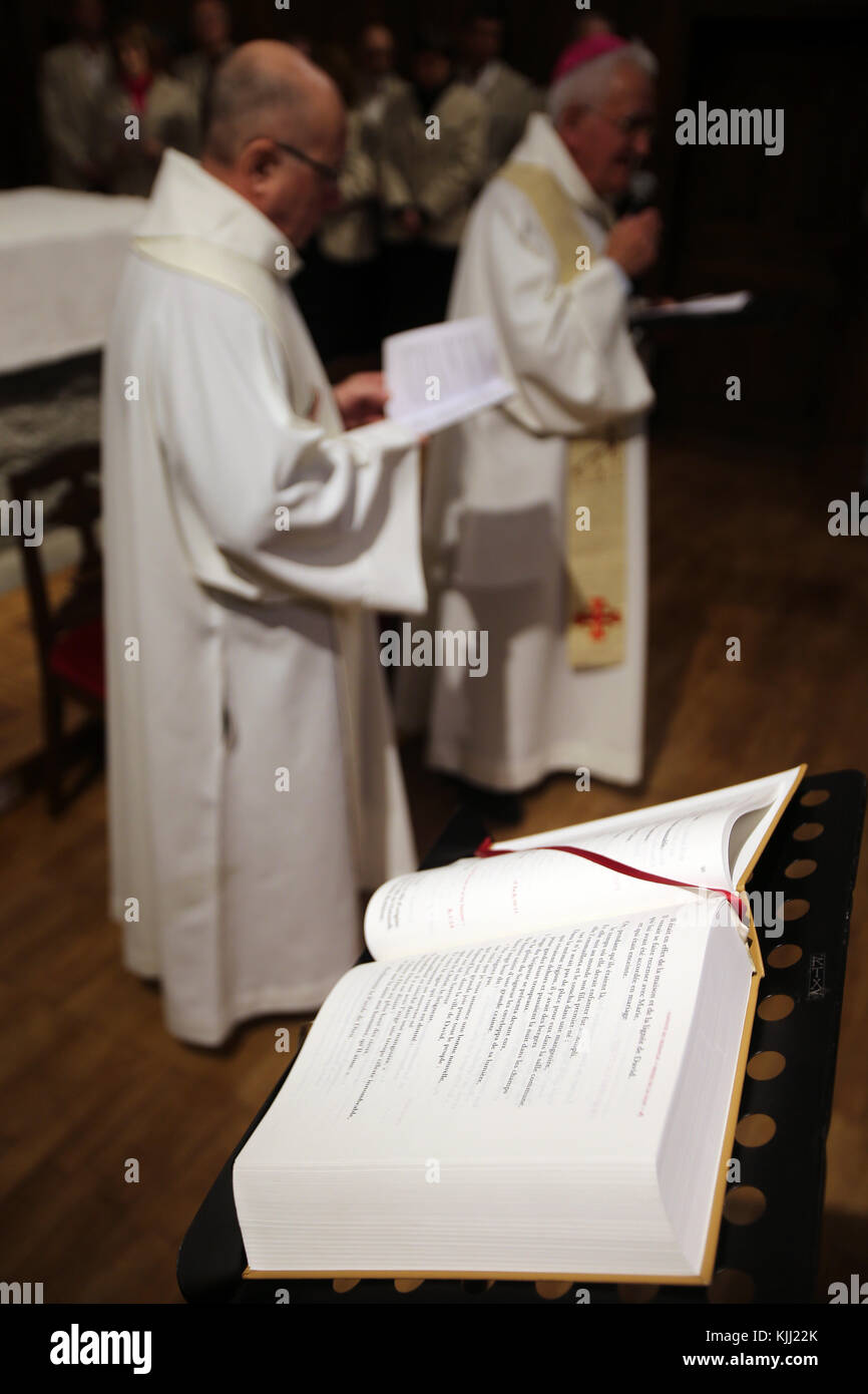 Catholic sunday mass hi-res stock photography and images - Alamy