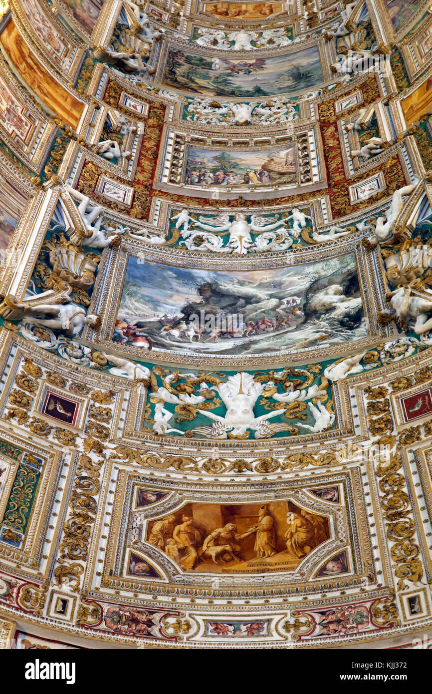 Vatican museums, Rome. Frescoes on the ceiling of the gallery of maps. Italy Stock Photo - Alamy