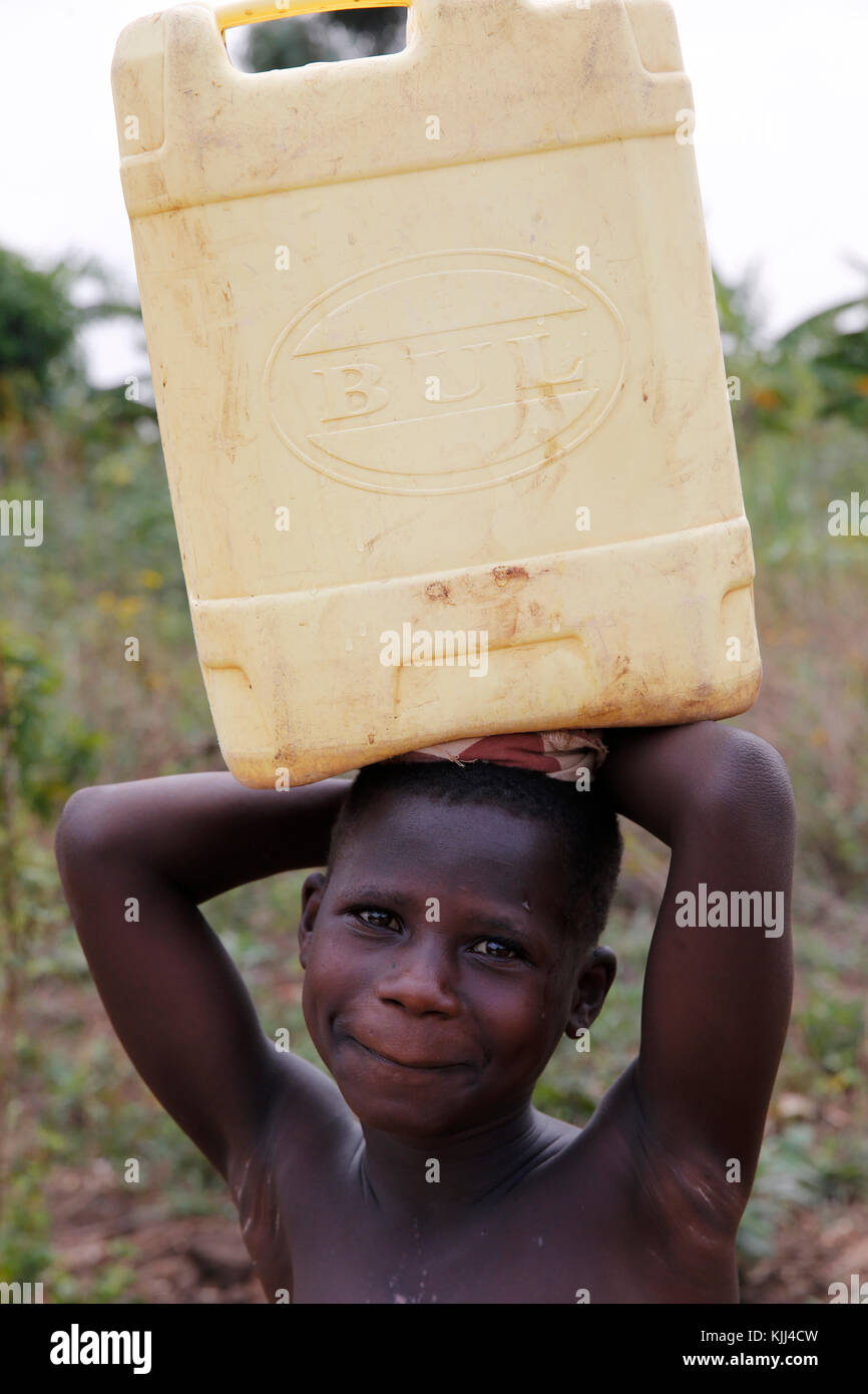 Fetching water africa hi-res stock photography and images - Alamy