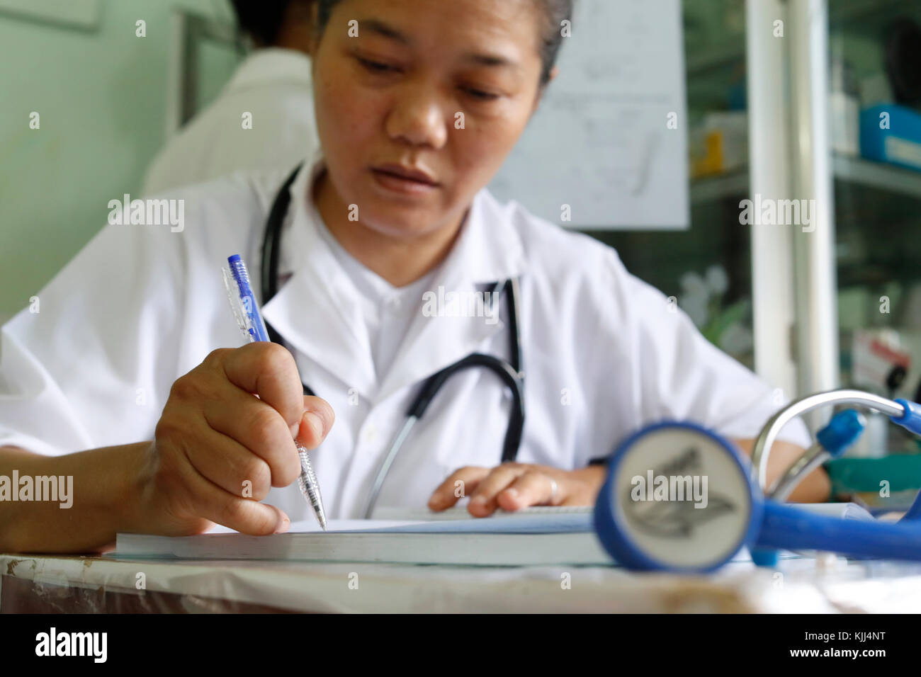 Vietnamese doctor hi-res stock photography and images - Alamy