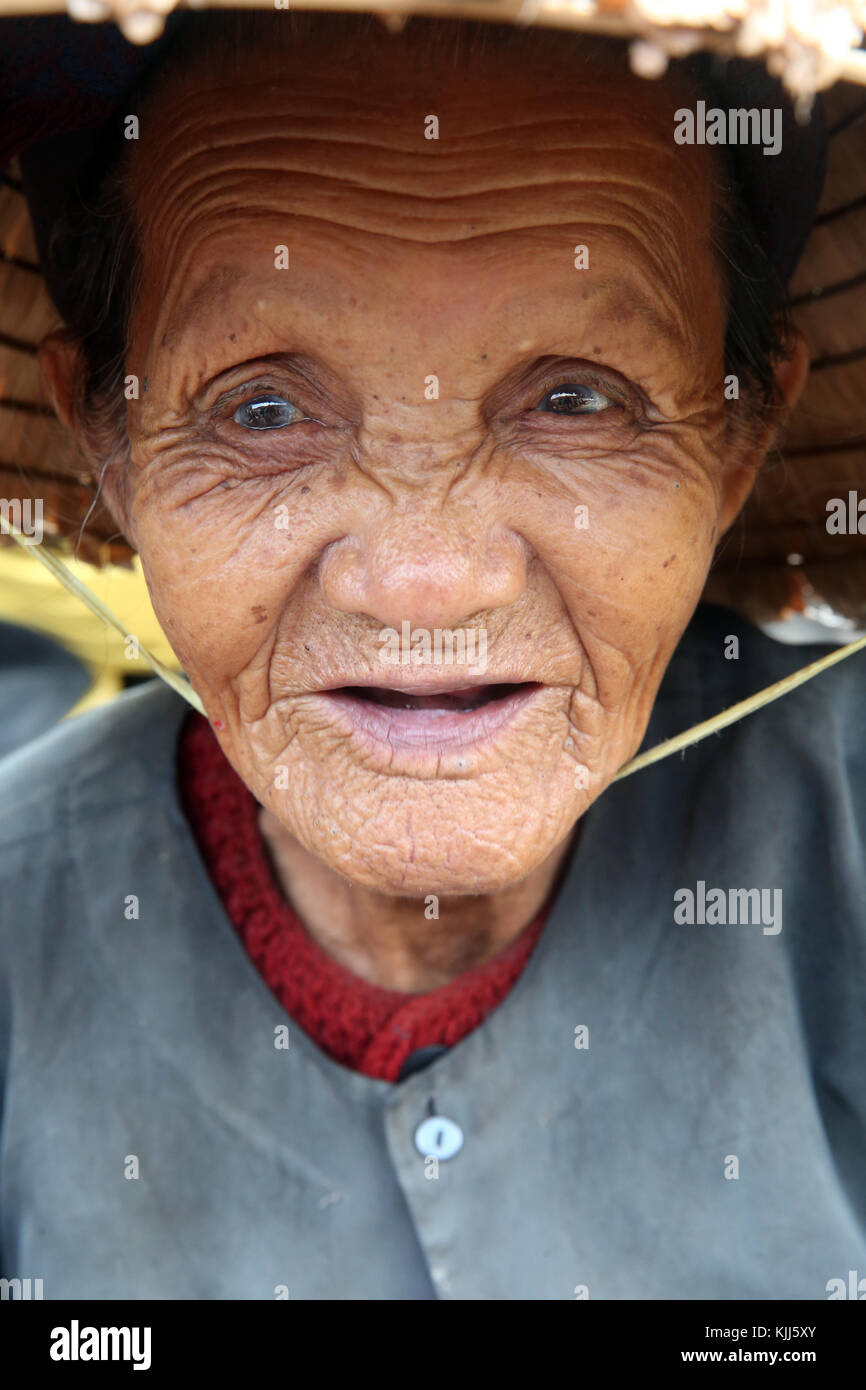 Smocking hi-res stock photography and images - Alamy