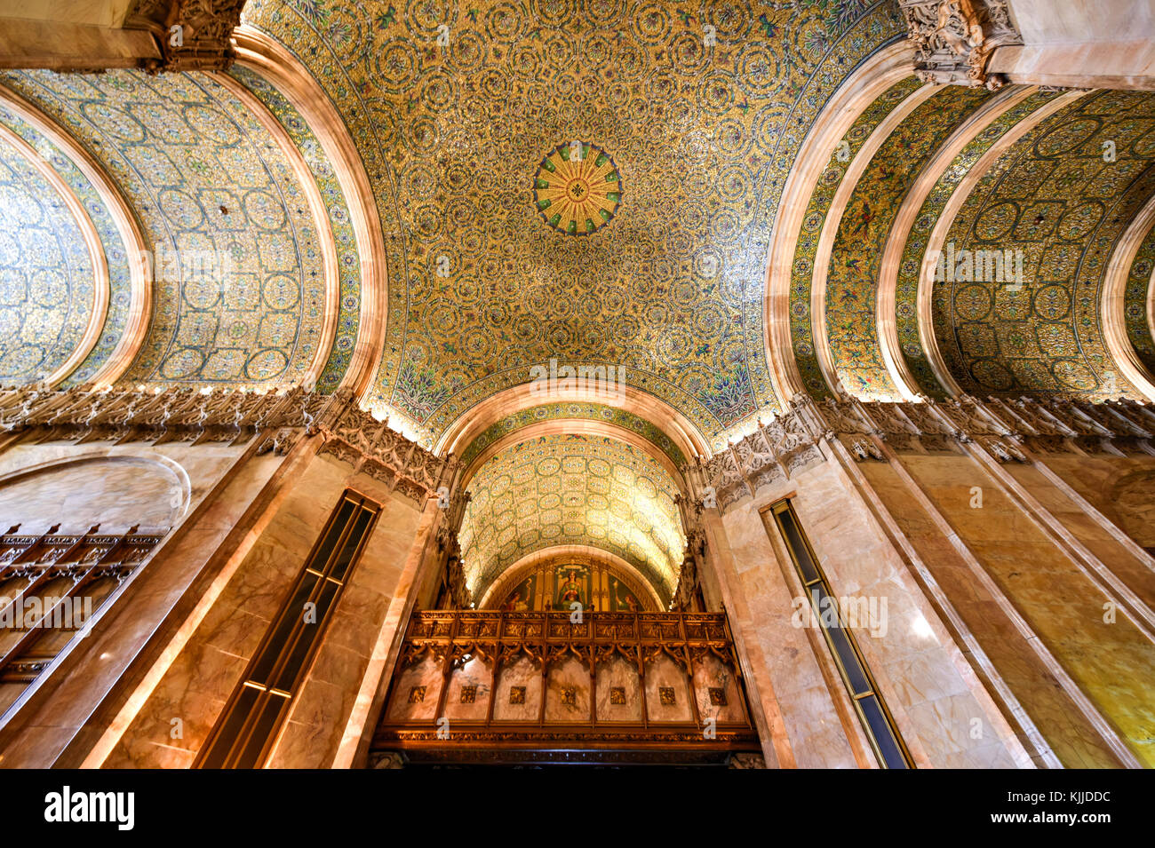 NEW YORK, NEW YORK - FEBRUARY 22, 2015: Interior of the Woolworth ...