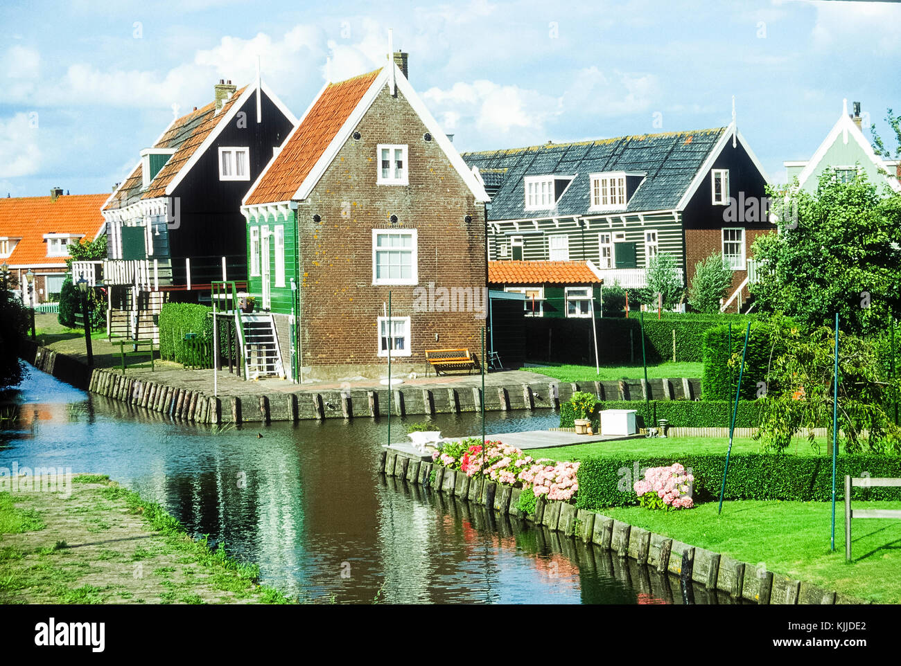 Houses in the picturesque village of Volendam near Amsterdam ...