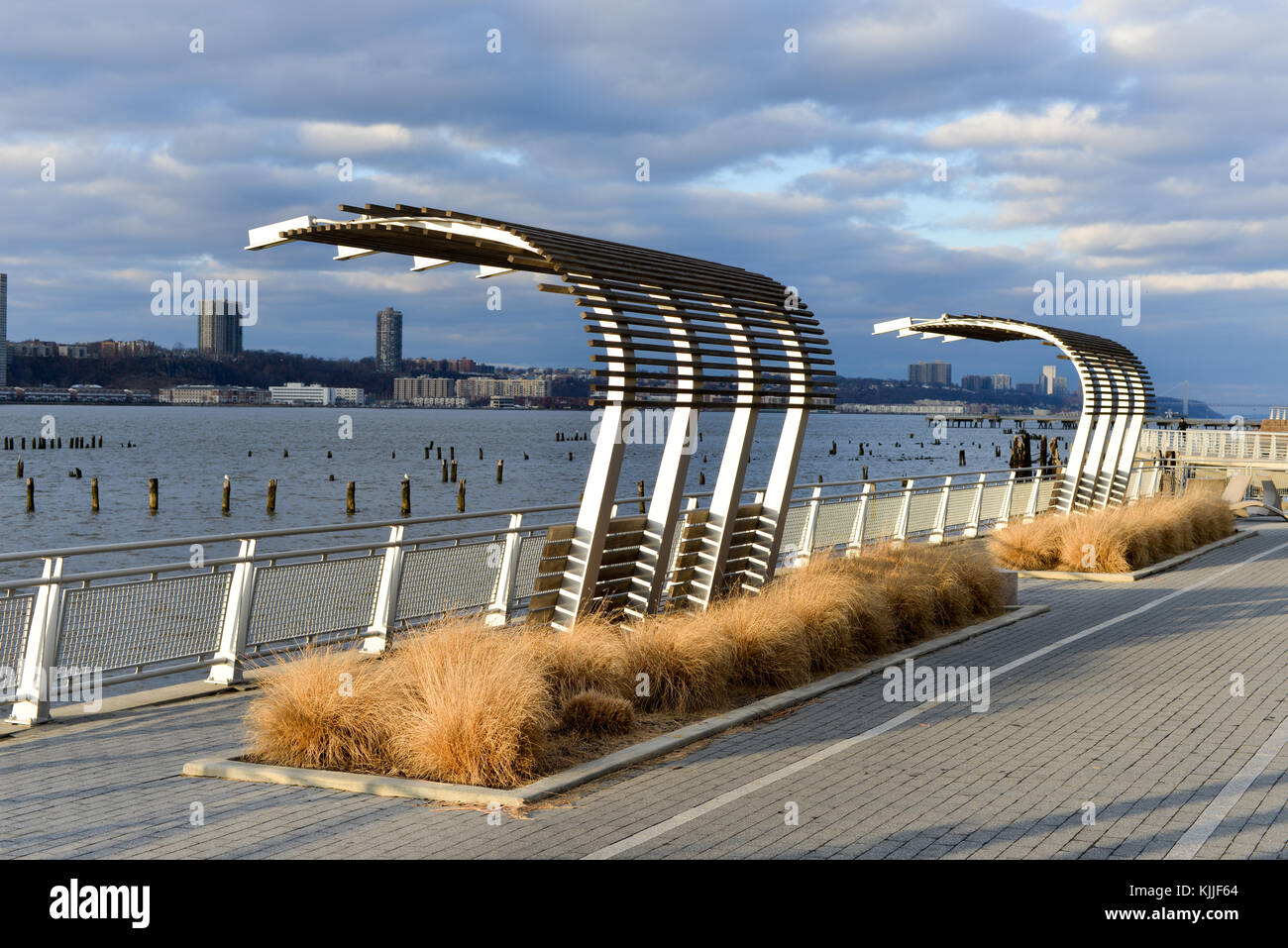Walking along hudson river park hi-res stock photography and images - Alamy