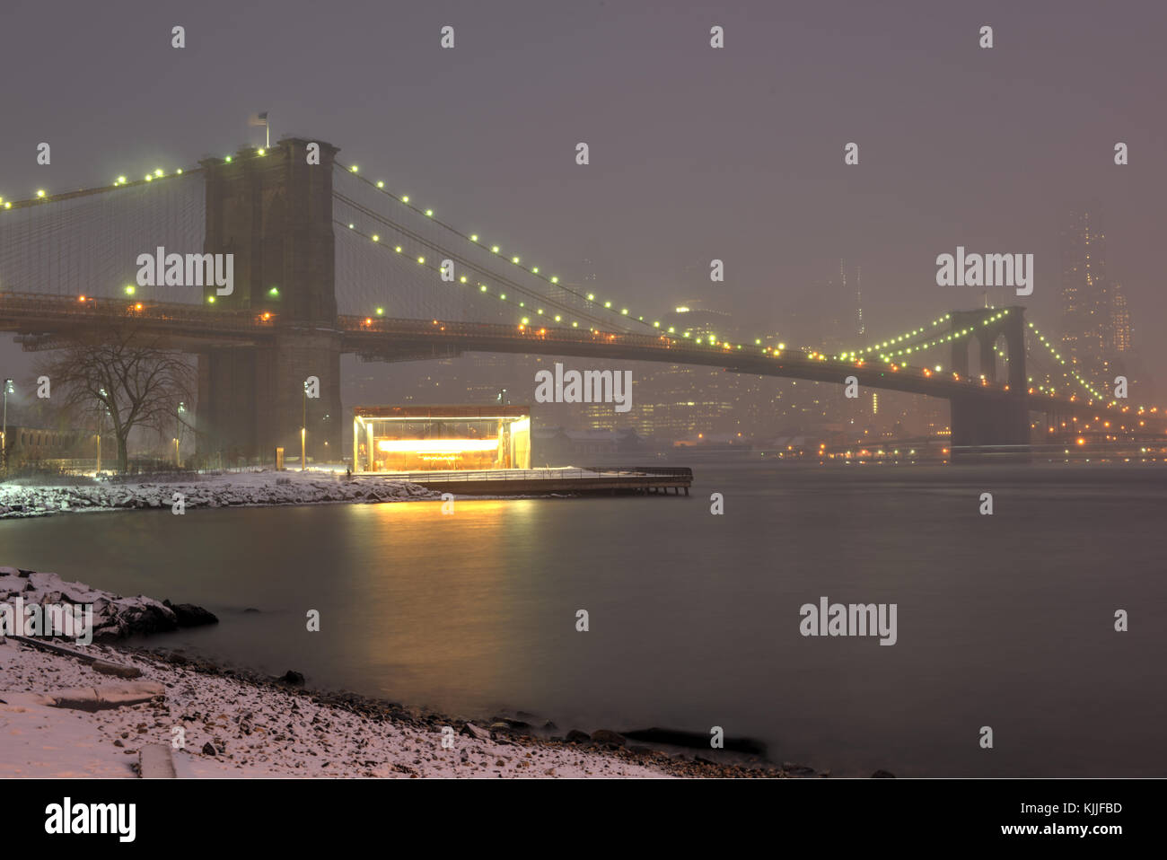 Manhattan Skyline and the Brooklyn Bridge from Brooklyn during a winter ...