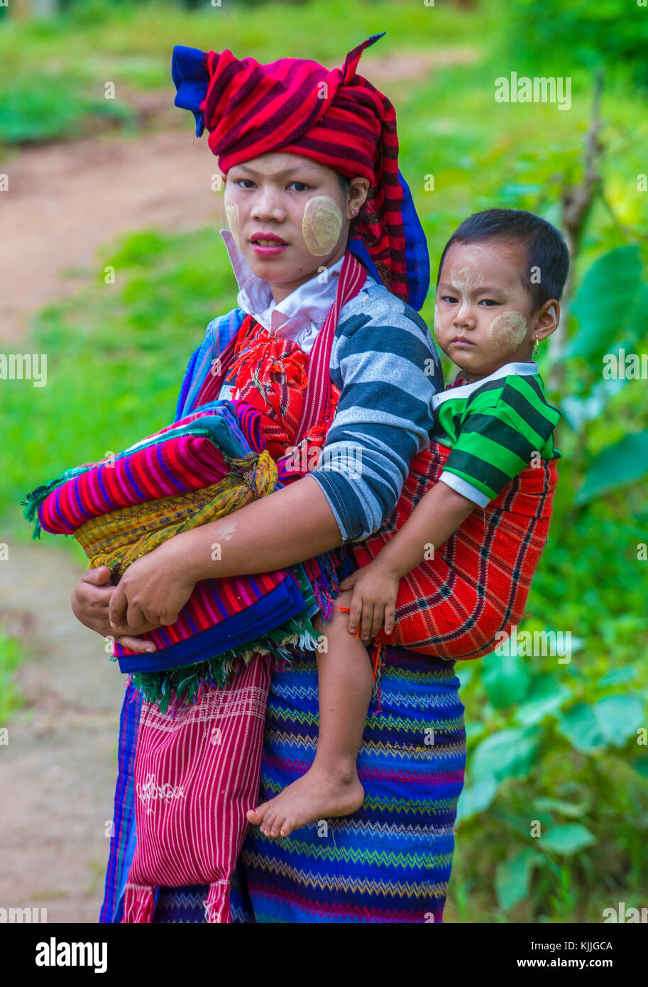 Intha tribe woman with her child in Inle lake Myanmar Stock Photo - Alamy