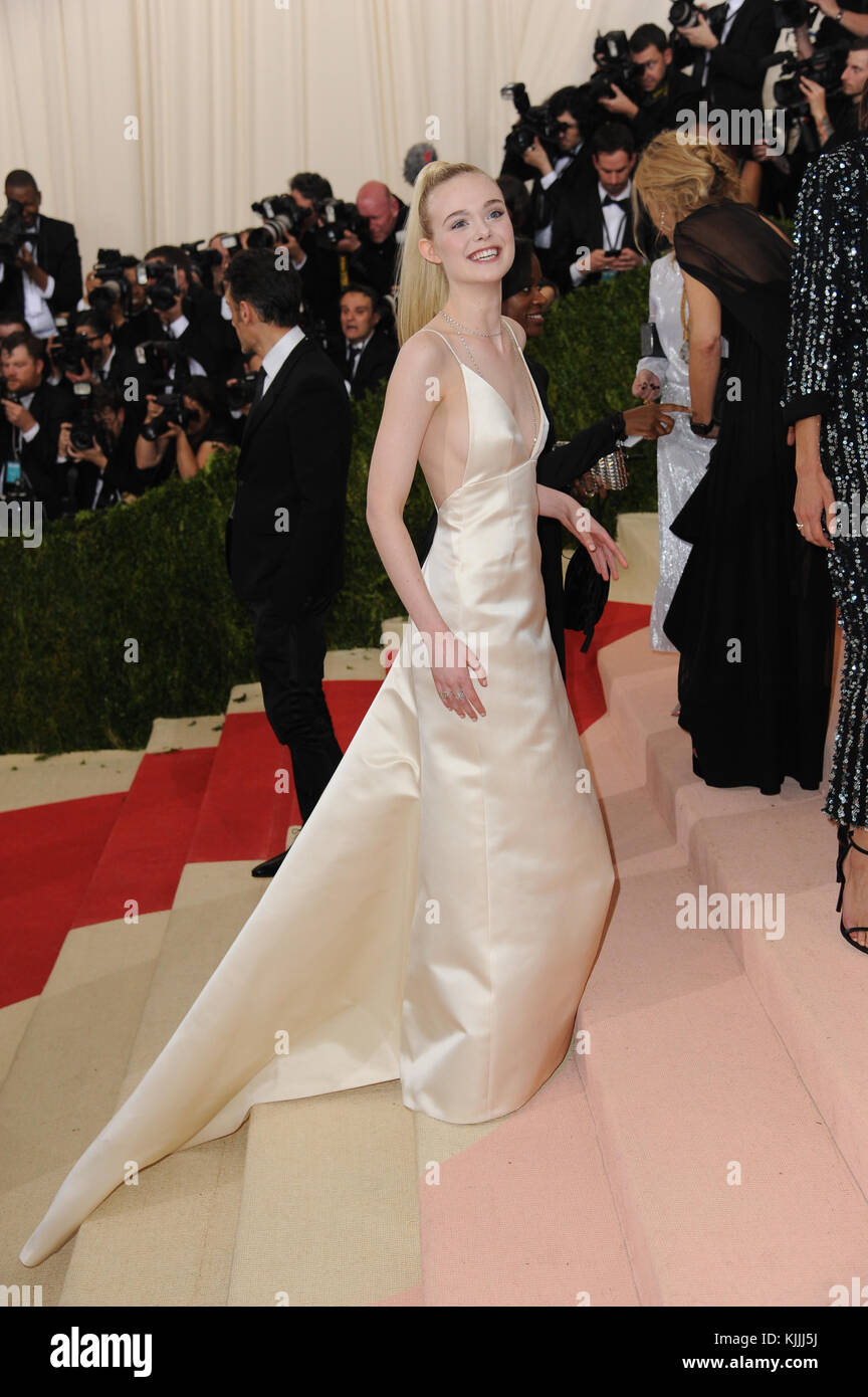 Juno temple and elle fanning hi-res stock photography and images - Alamy