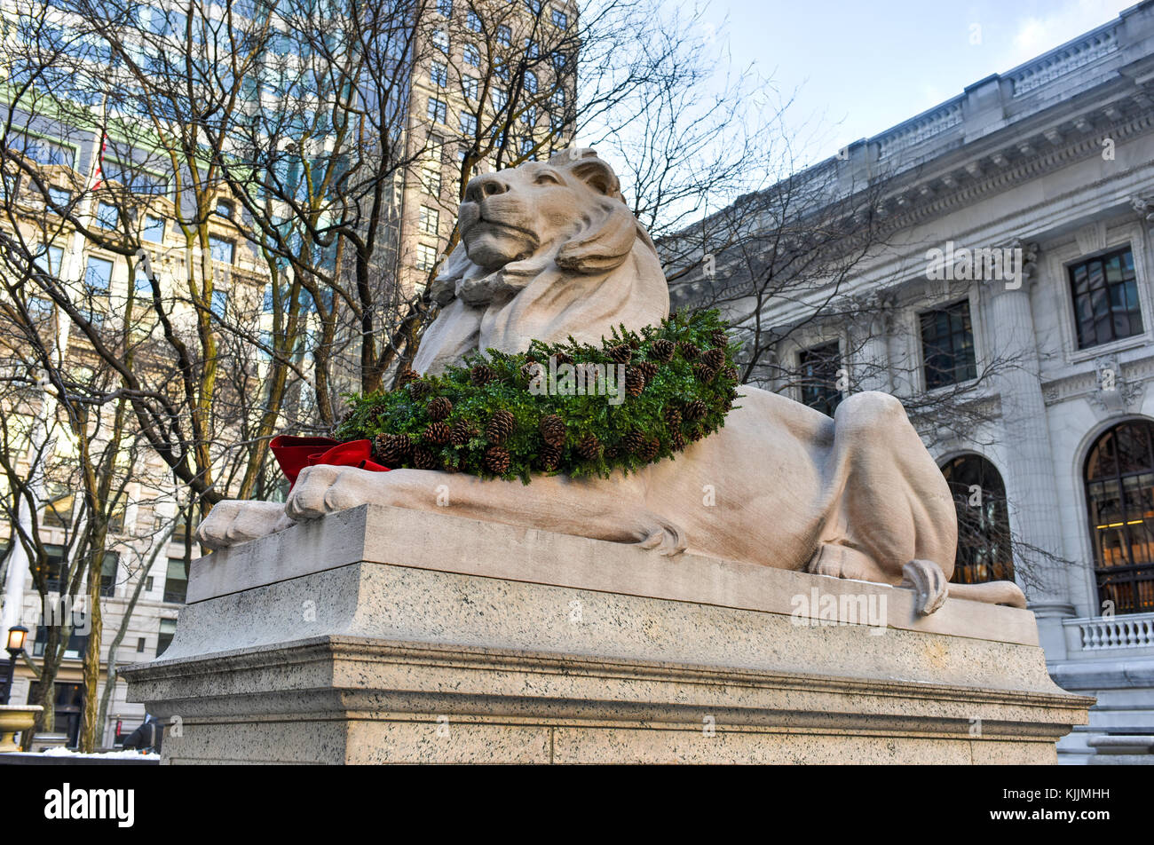 Stone lion at the entrance to the New York Public Library Main Branch ...
