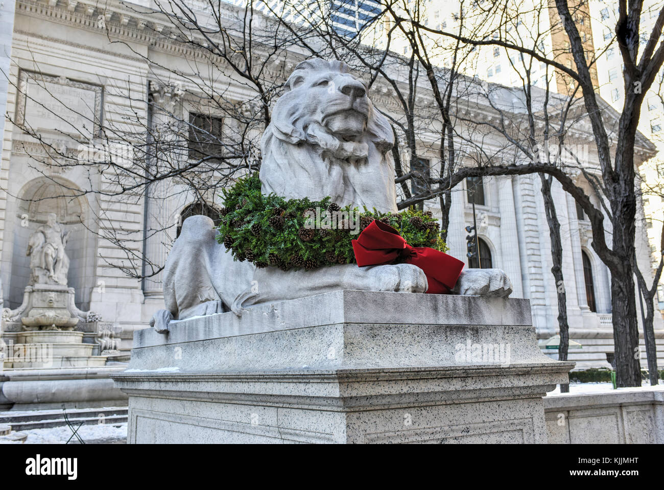 Stone lion at the entrance to the New York Public Library Main Branch ...