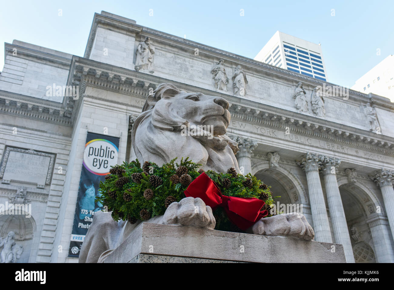 Stone lion at the entrance to the New York Public Library Main Branch ...