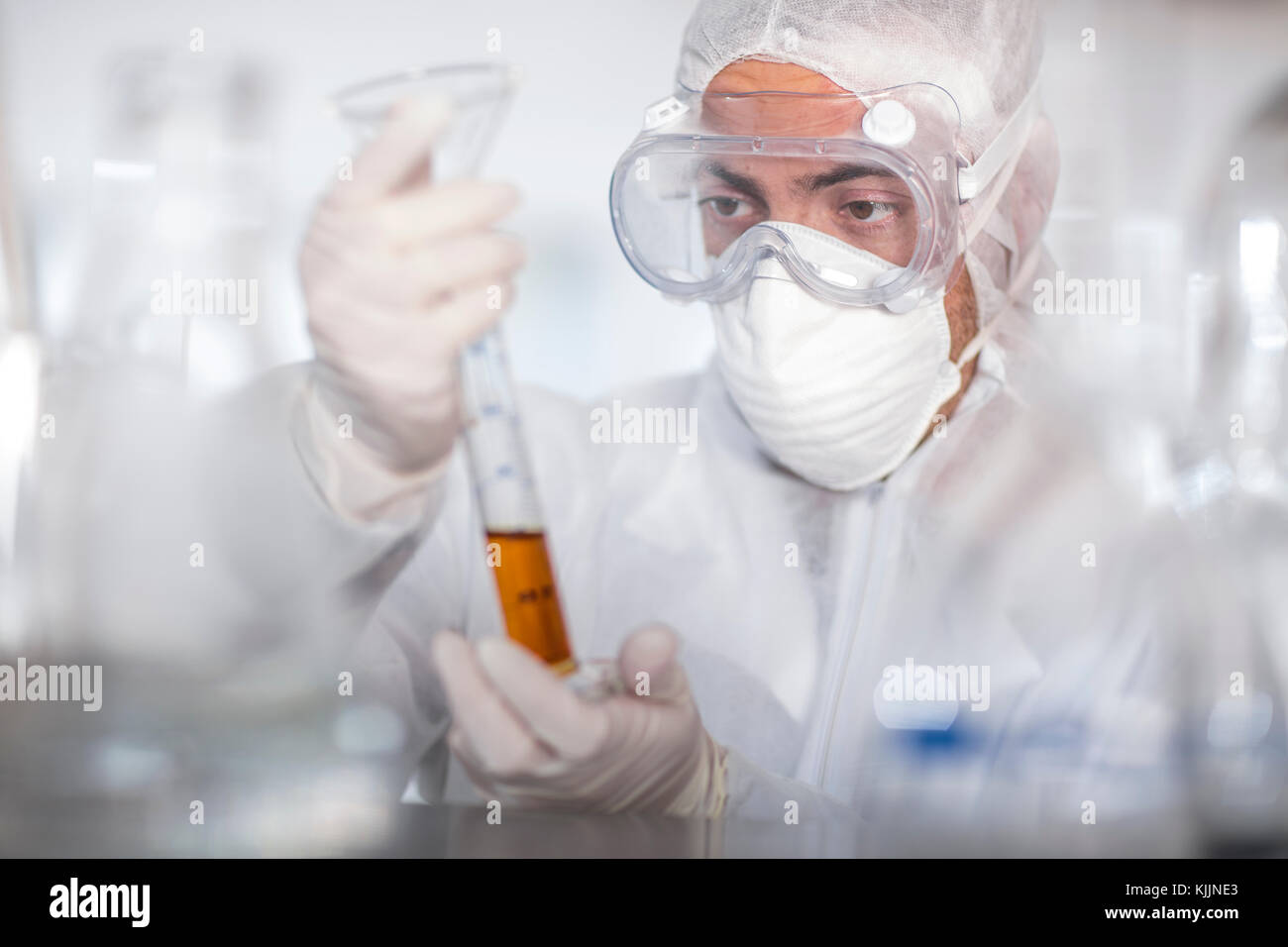 Men in a lab hi-res stock photography and images - Alamy