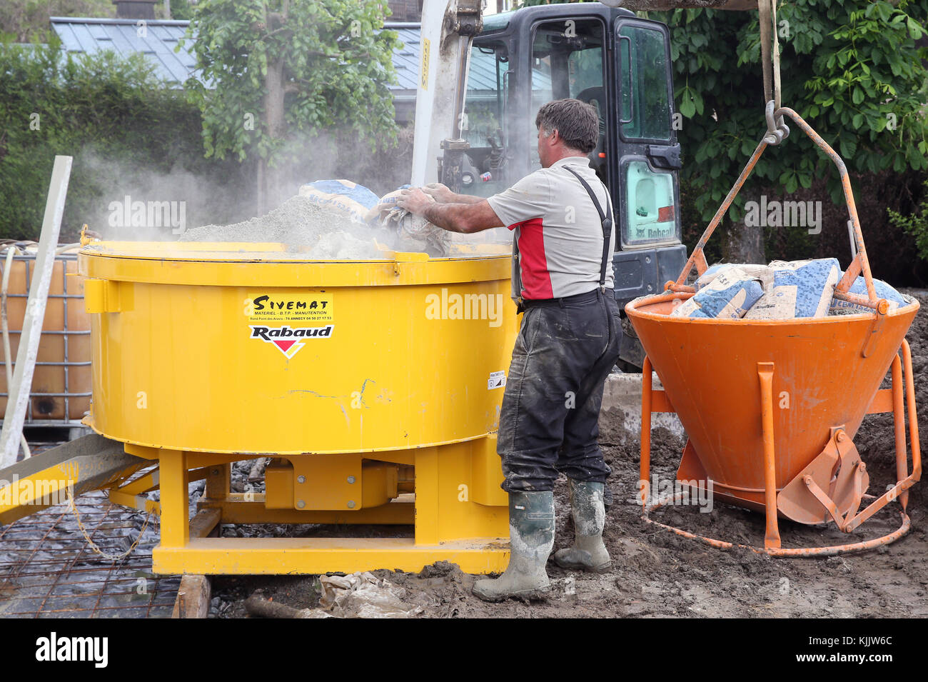 Construction site. Worker making concrete. France Stock Photo - Alamy