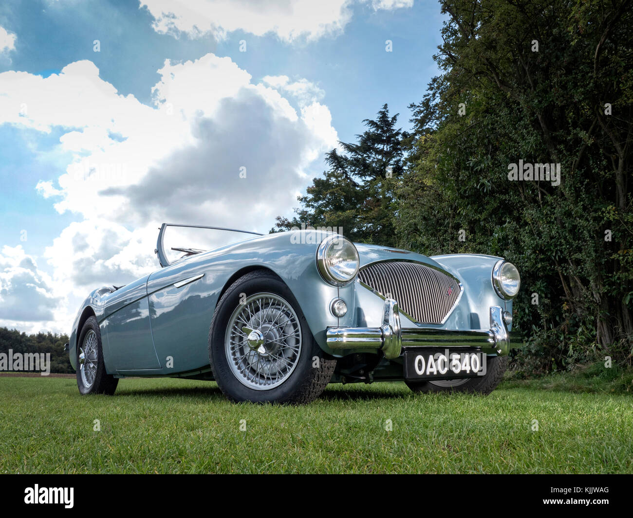 100 sports car automobile british hi-res stock photography and images ...