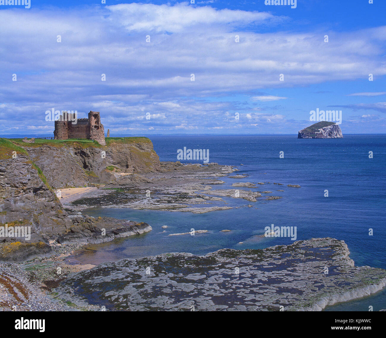 Tantallon castle bass rock hi-res stock photography and images - Alamy