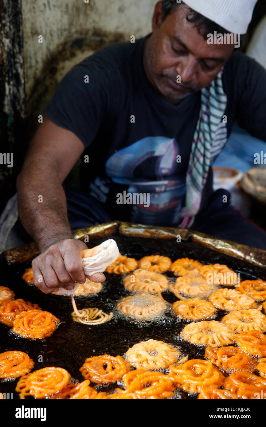 Muslim Indian making pastries outside Nizamuddin dergah, Delhi, India ...