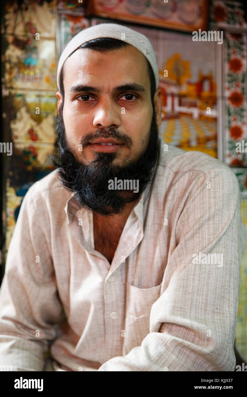 Muslim Indian shopkeeper outside Nizamuddin dergah, Delhi, India Stock ...