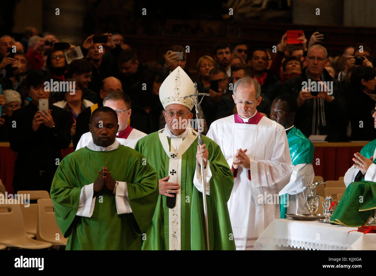 Pope Francesco leaving Saint Peter's basilica, Rome. Italy Stock Photo ...