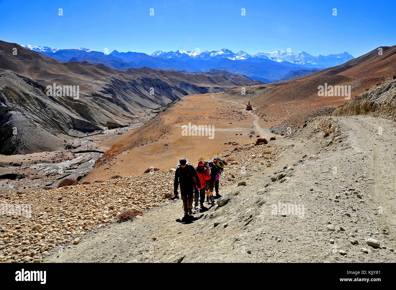 Tourists trekking to Lo Manthang, Mustang. Nepal Stock Photo - Alamy