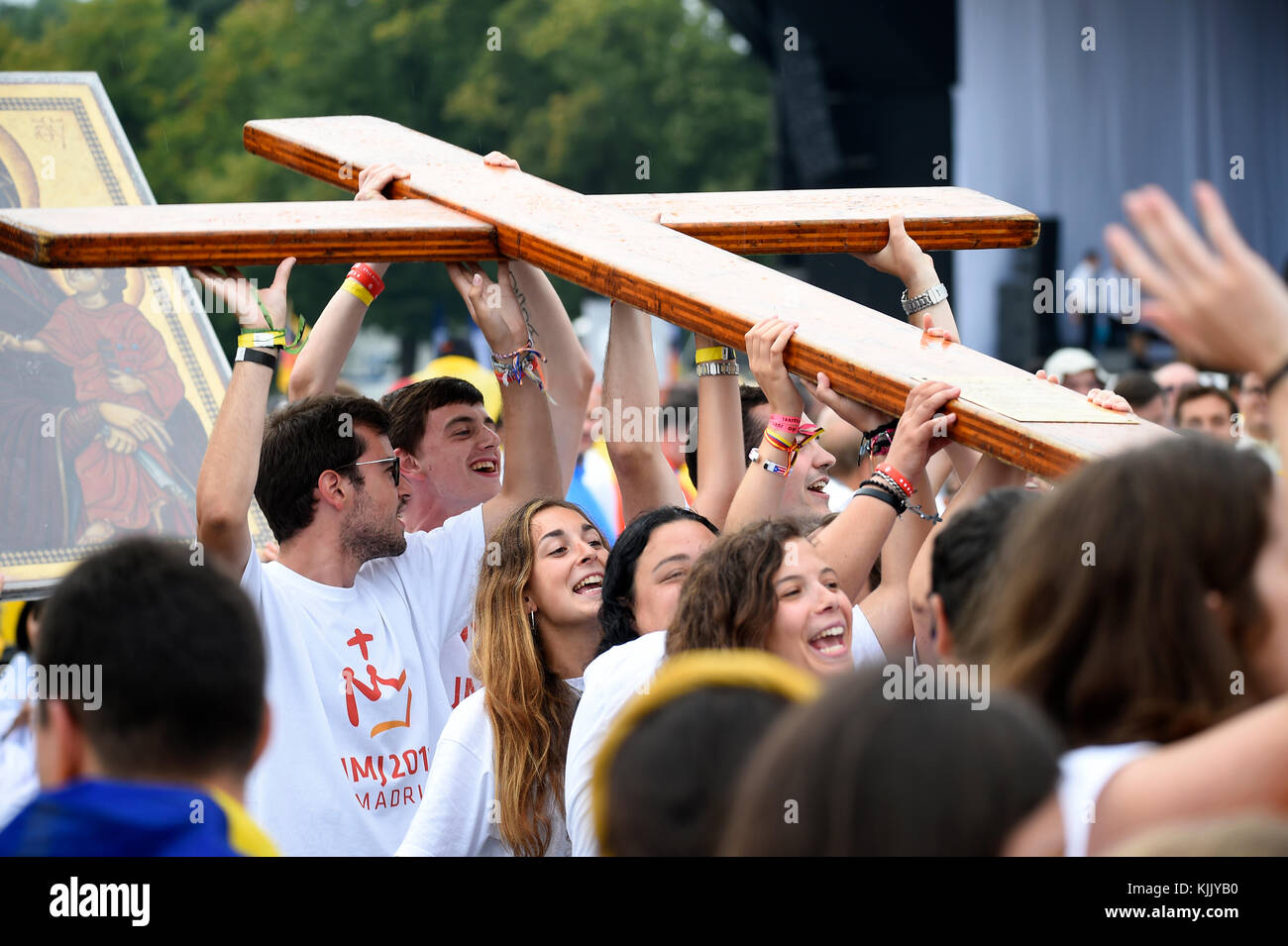 Youth carrying world youth day cross hi-res stock photography and ...